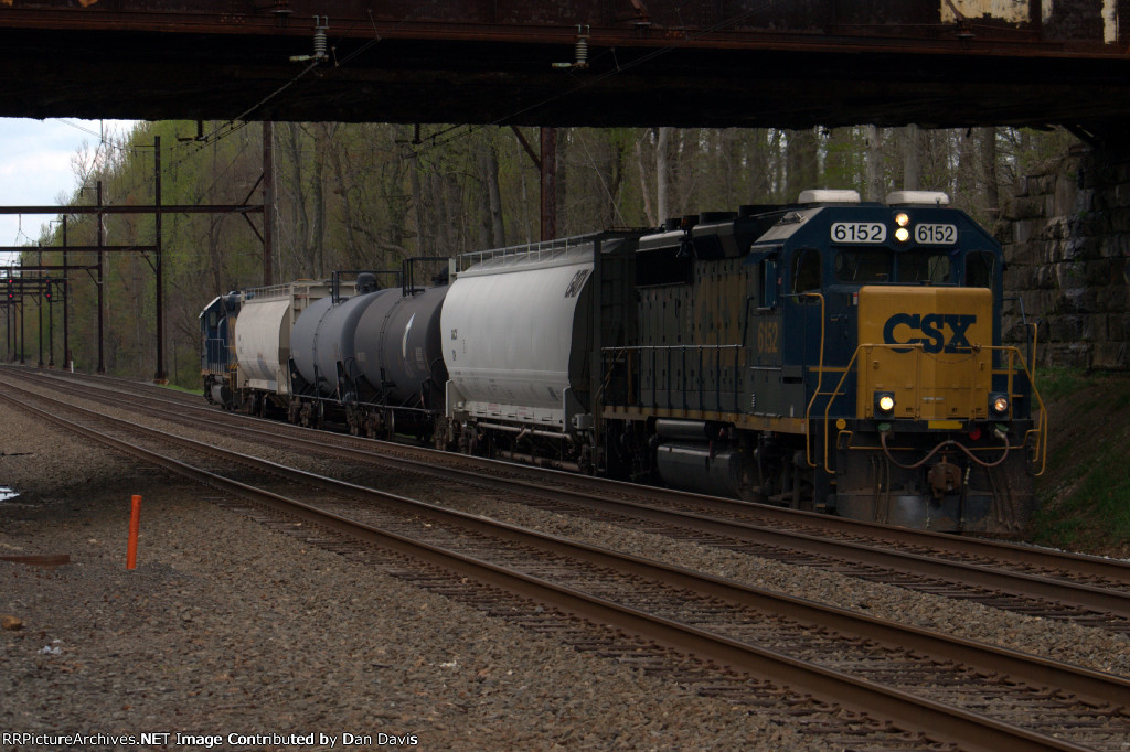CSX GP40-2 6152 leads C770-02